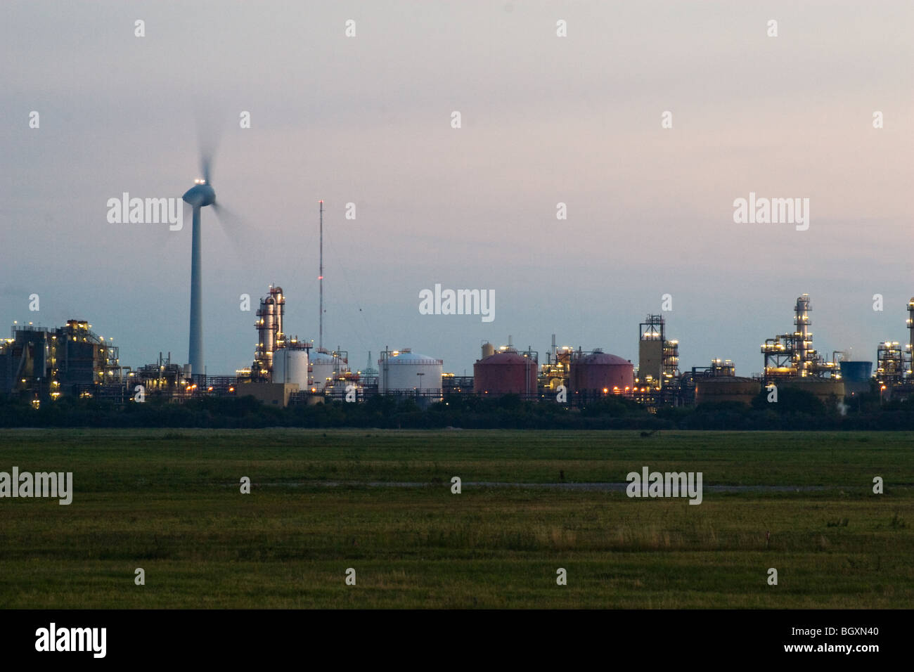 Refinery columns hi-res stock photography and images - Alamy