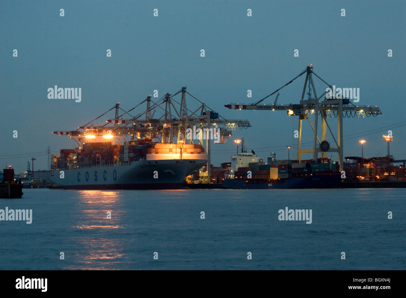 Gantry crane freighter hi-res stock photography and images - Alamy