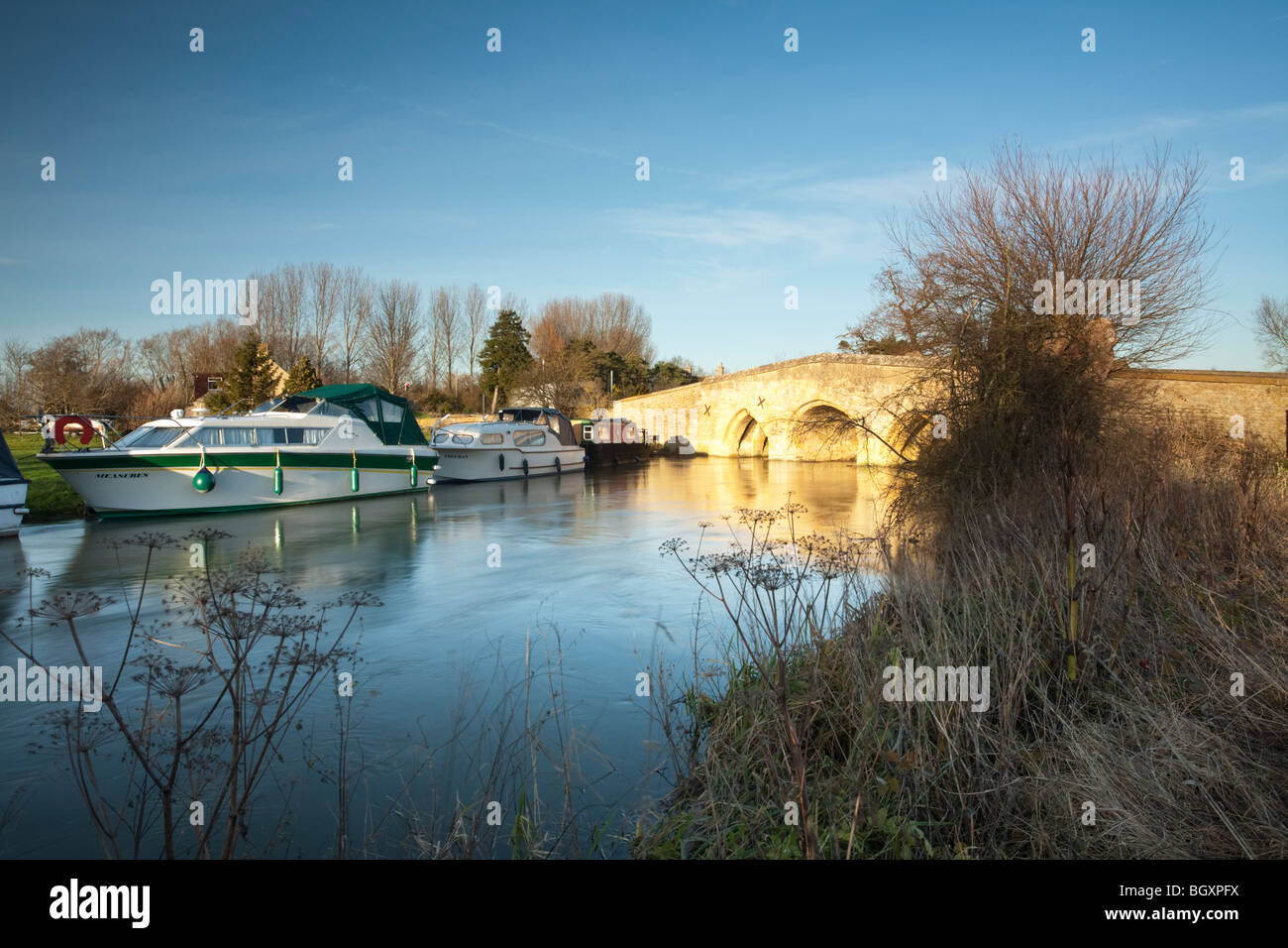 Radcot bridge oxfordshire hi-res stock photography and images - Alamy
