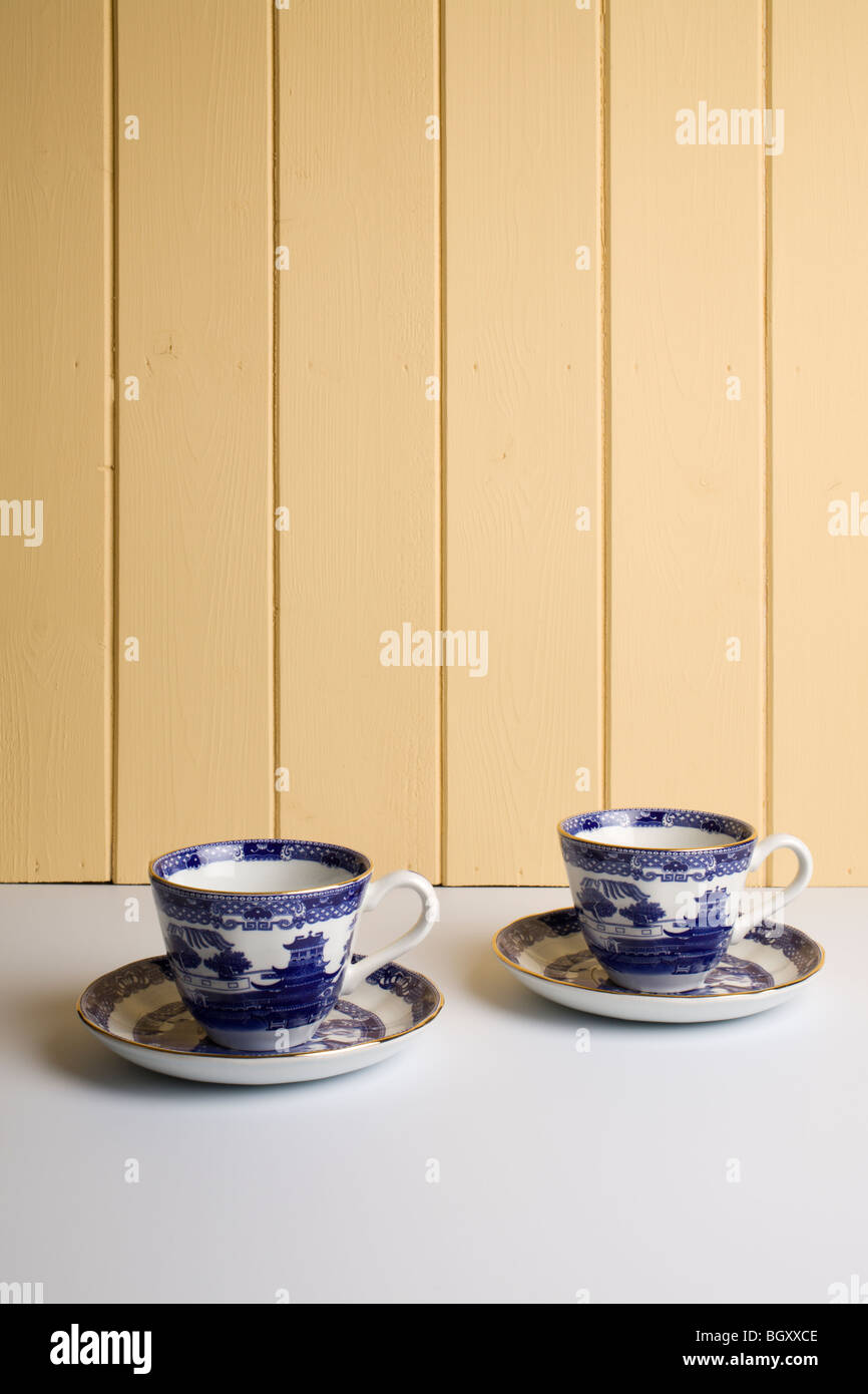 "Willow Pattern" cups & saucers by "Wade Ceramics Stock Photo - Alamy