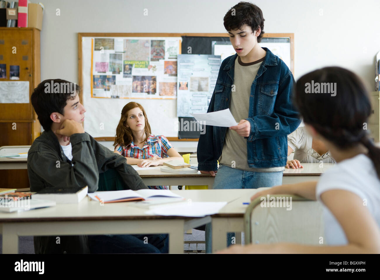 High school girl presentation to class hi-res stock photography and ...