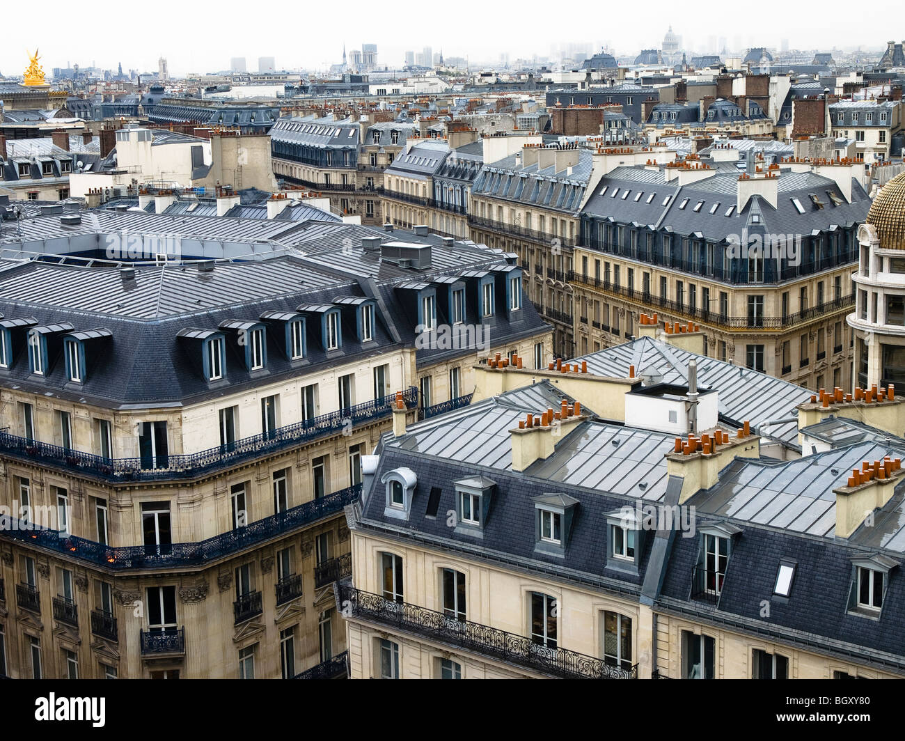 Roofs of paris hi-res stock photography and images - Alamy