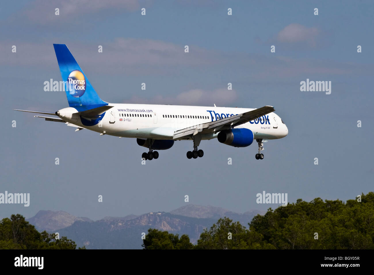 American airlines boeing 757 landing hi-res stock photography and ...