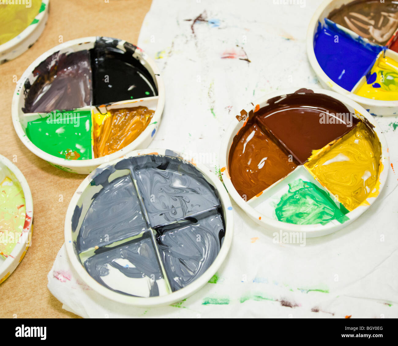 Childrens paint in mixing palettes hi-res stock photography and images ...