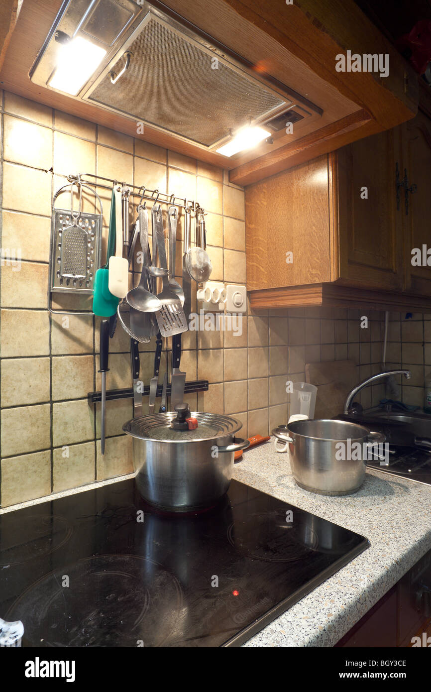 Boiling pan of water on stove in kitchen Stock Photo - Alamy