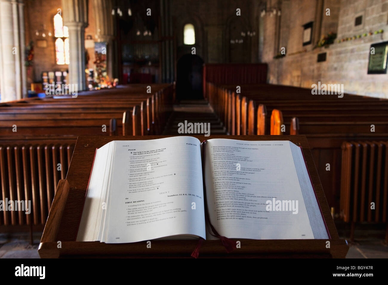 Open bible on church bench hi-res stock photography and images - Alamy