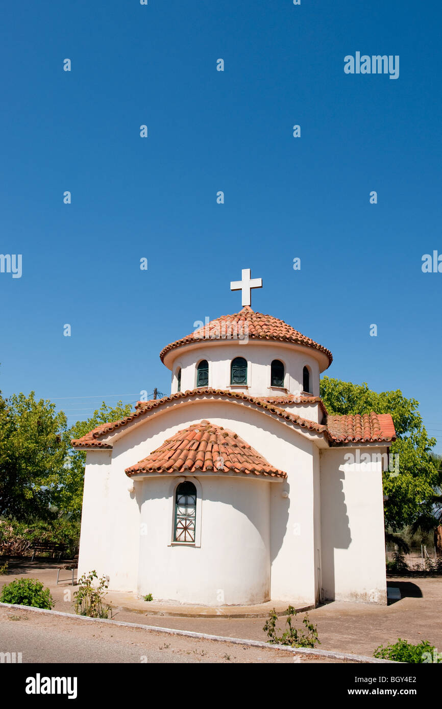 Typical Greek orthodox white chapel in landscape Stock Photo - Alamy