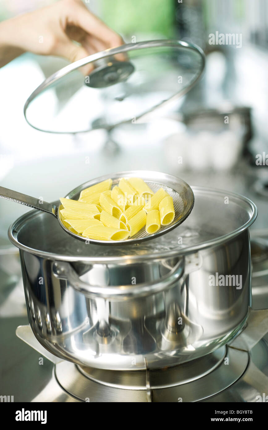 Strainer cooking remove hi-res stock photography and images - Alamy