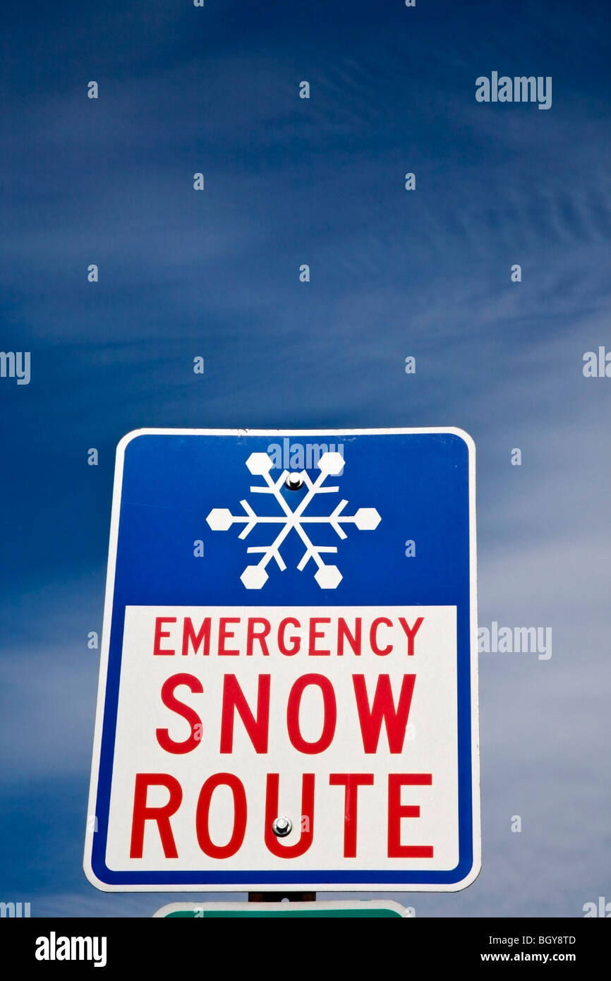 Snow emergency route sign hi-res stock photography and images - Alamy