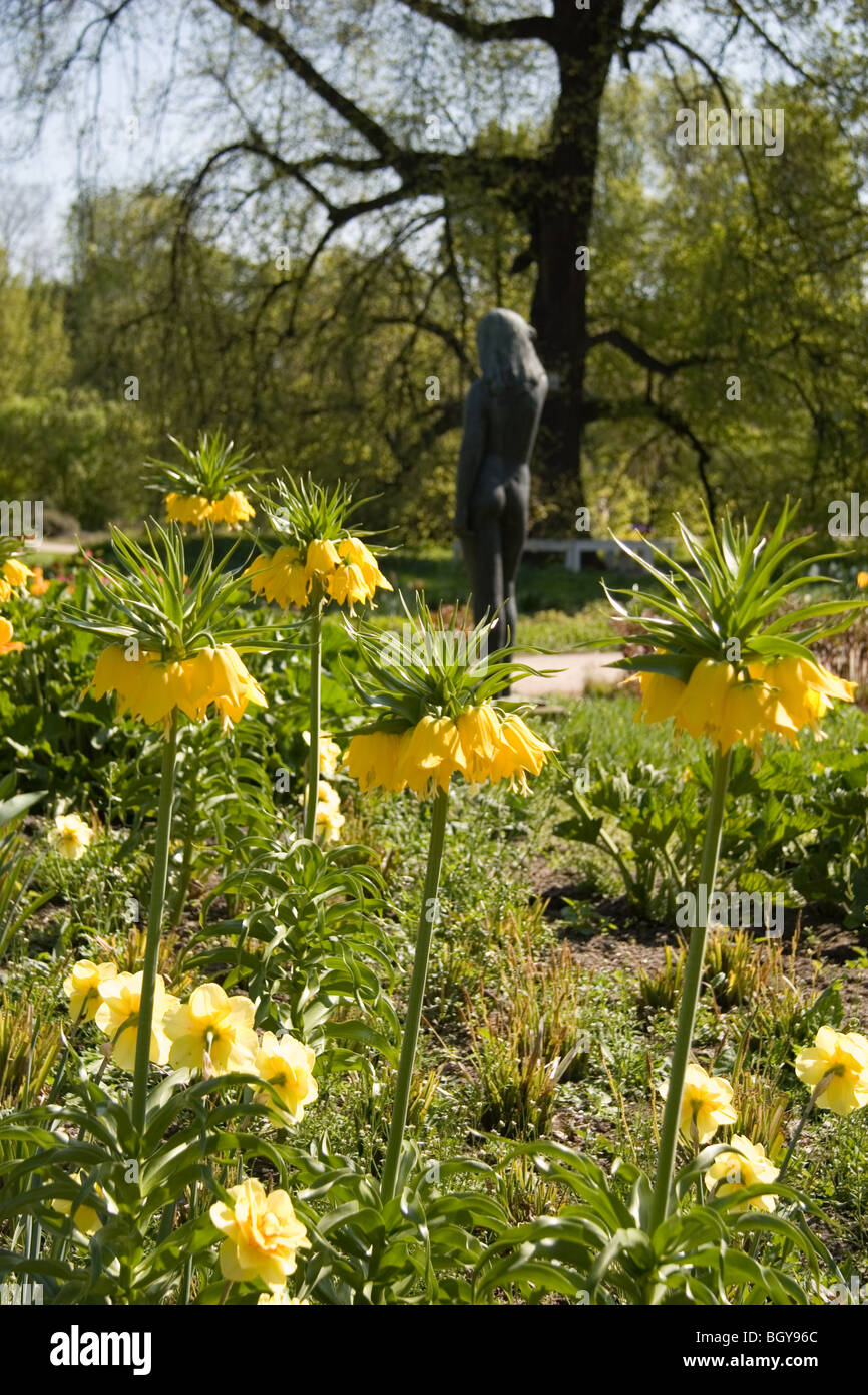 Statue spring flowers trees hi-res stock photography and images - Alamy