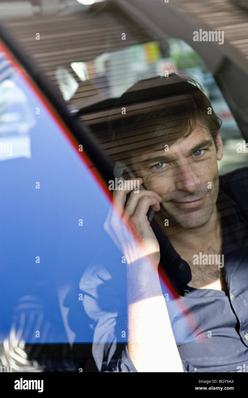 Drivers using mobile phones hi-res stock photography and images - Alamy