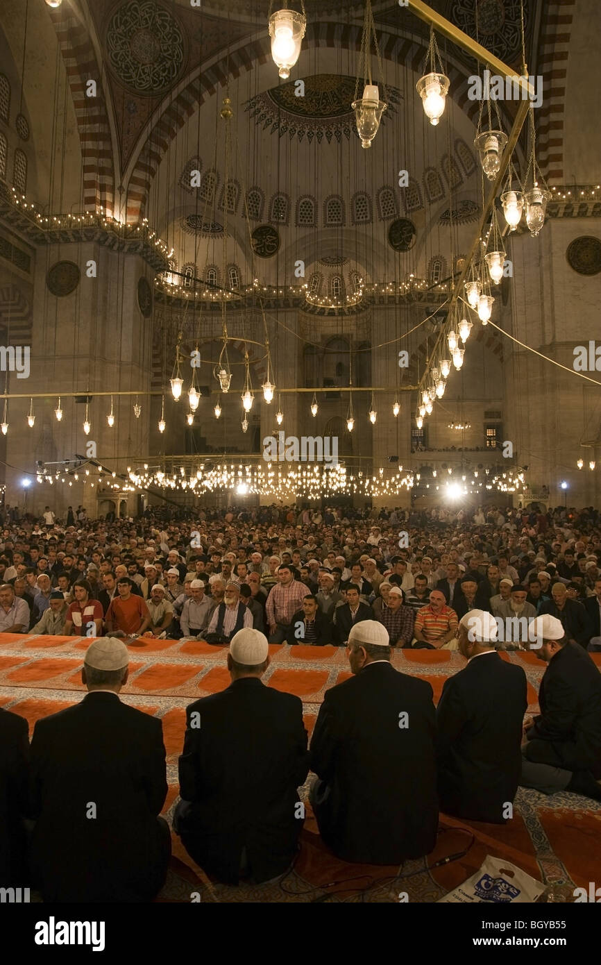 Muslims praying hi-res stock photography and images - Alamy