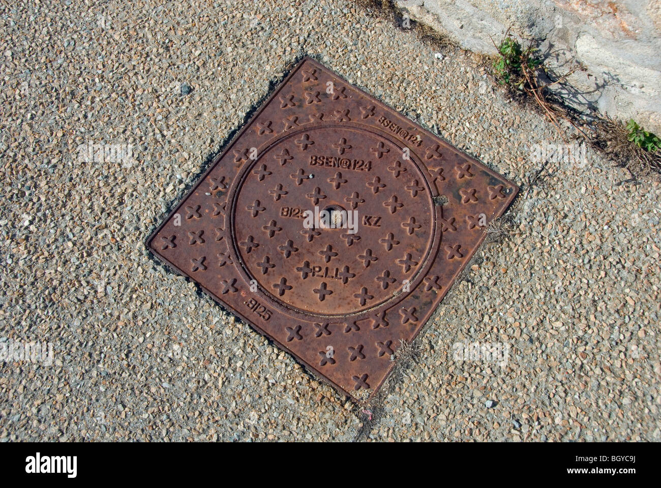 Gully cover hi-res stock photography and images - Alamy