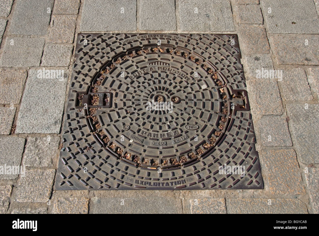 Gully cover hi-res stock photography and images - Alamy