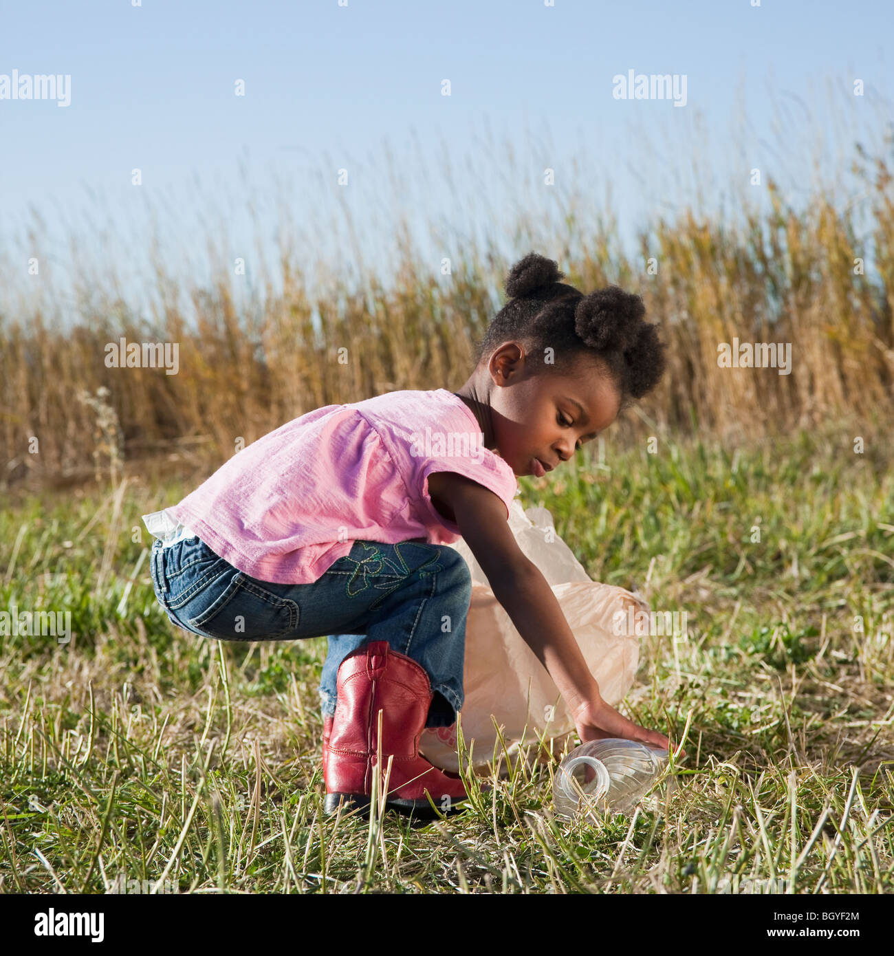 Children picking up trash hi-res stock photography and images - Alamy