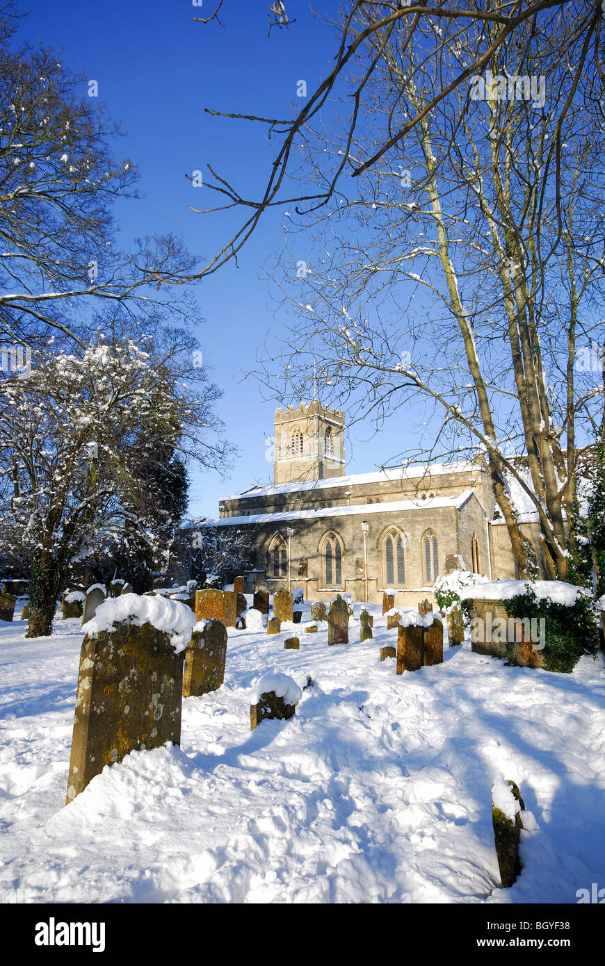 English snow scene with church hi-res stock photography and images - Alamy