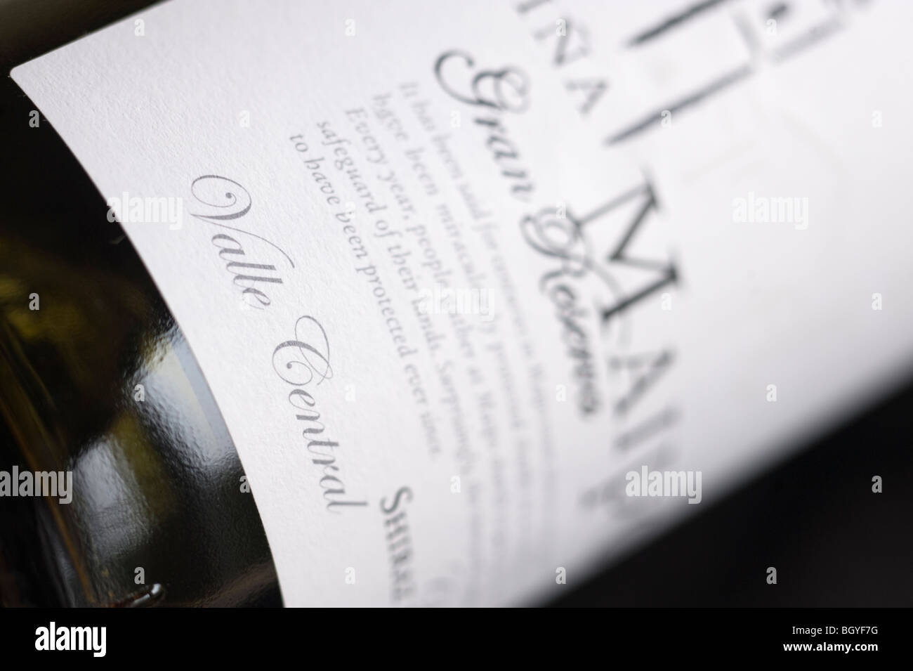 Chile red wine, bottle label closeup, Valle Central Stock Photo - Alamy