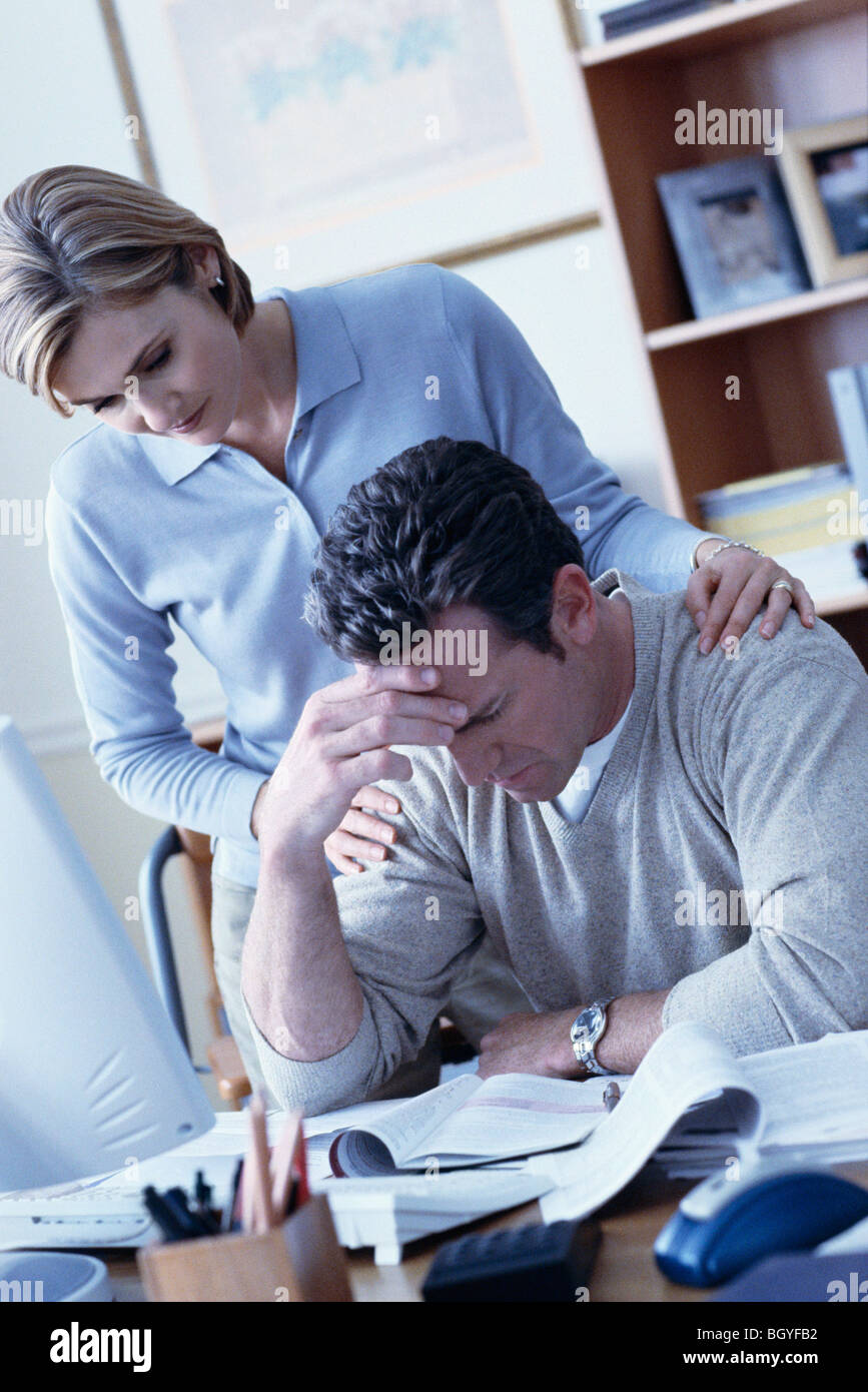 Woman consoling man Stock Photo - Alamy