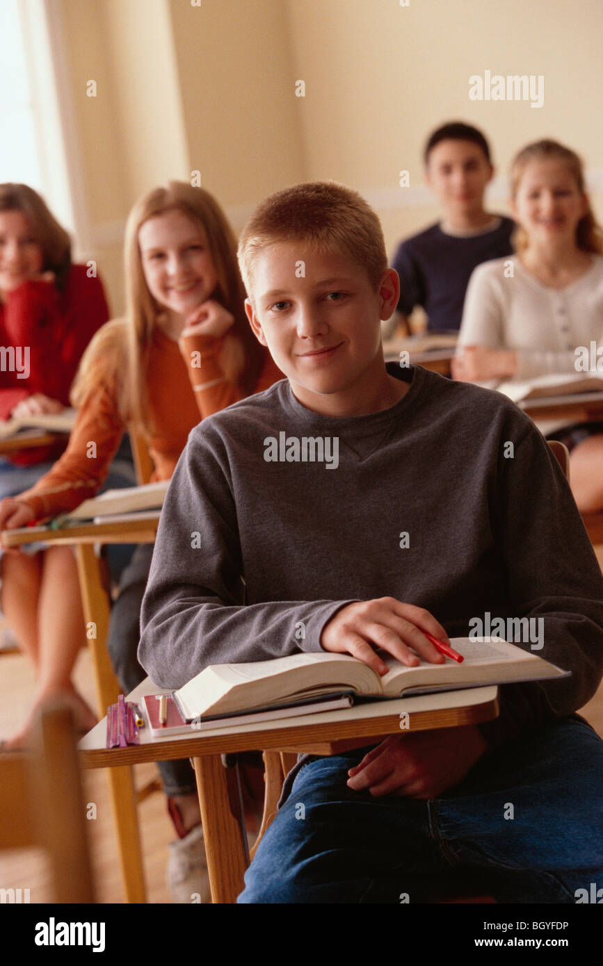 Happy students 12 14 hi-res stock photography and images - Alamy