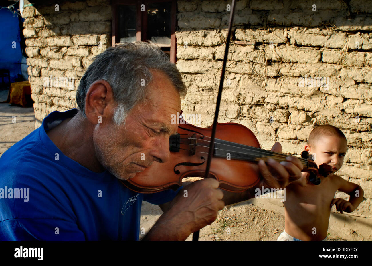 A gypsy musician plays the violin during a funeral Stock Photo - Alamy