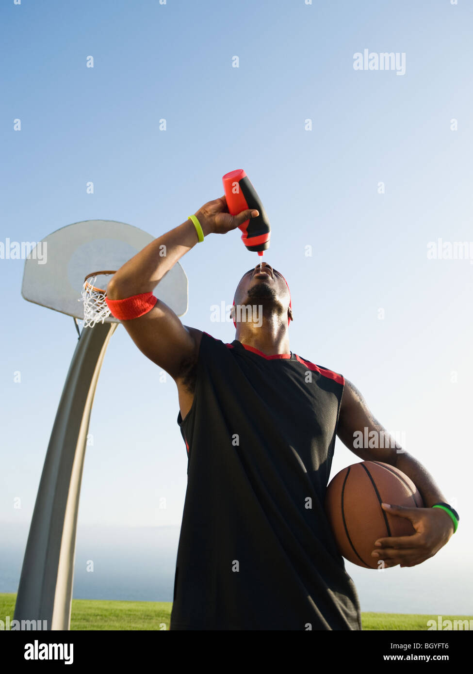 Basketball player drinking water hi-res stock photography and images ...