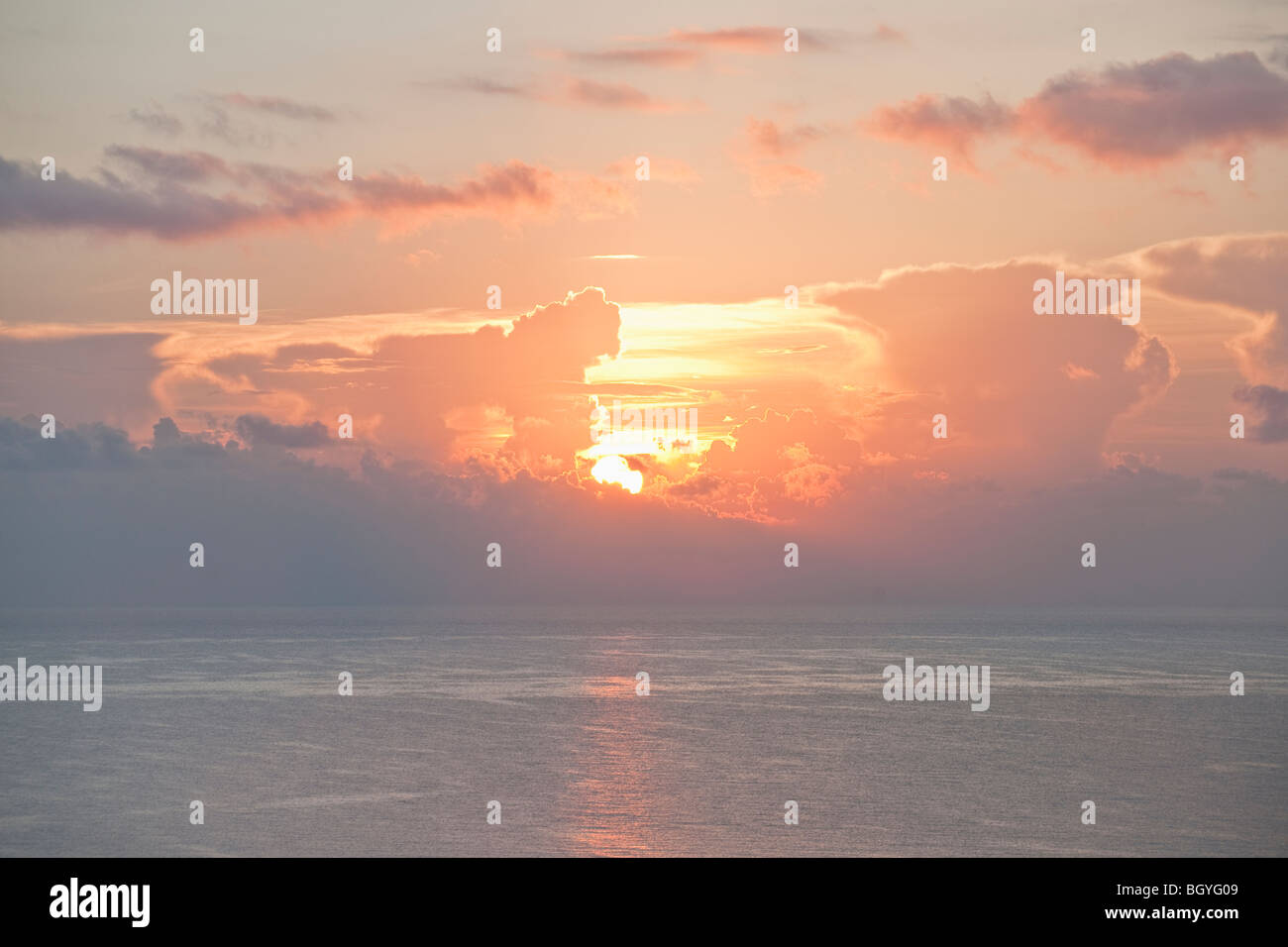 Pink cloud sunset over ocean hi-res stock photography and images - Alamy