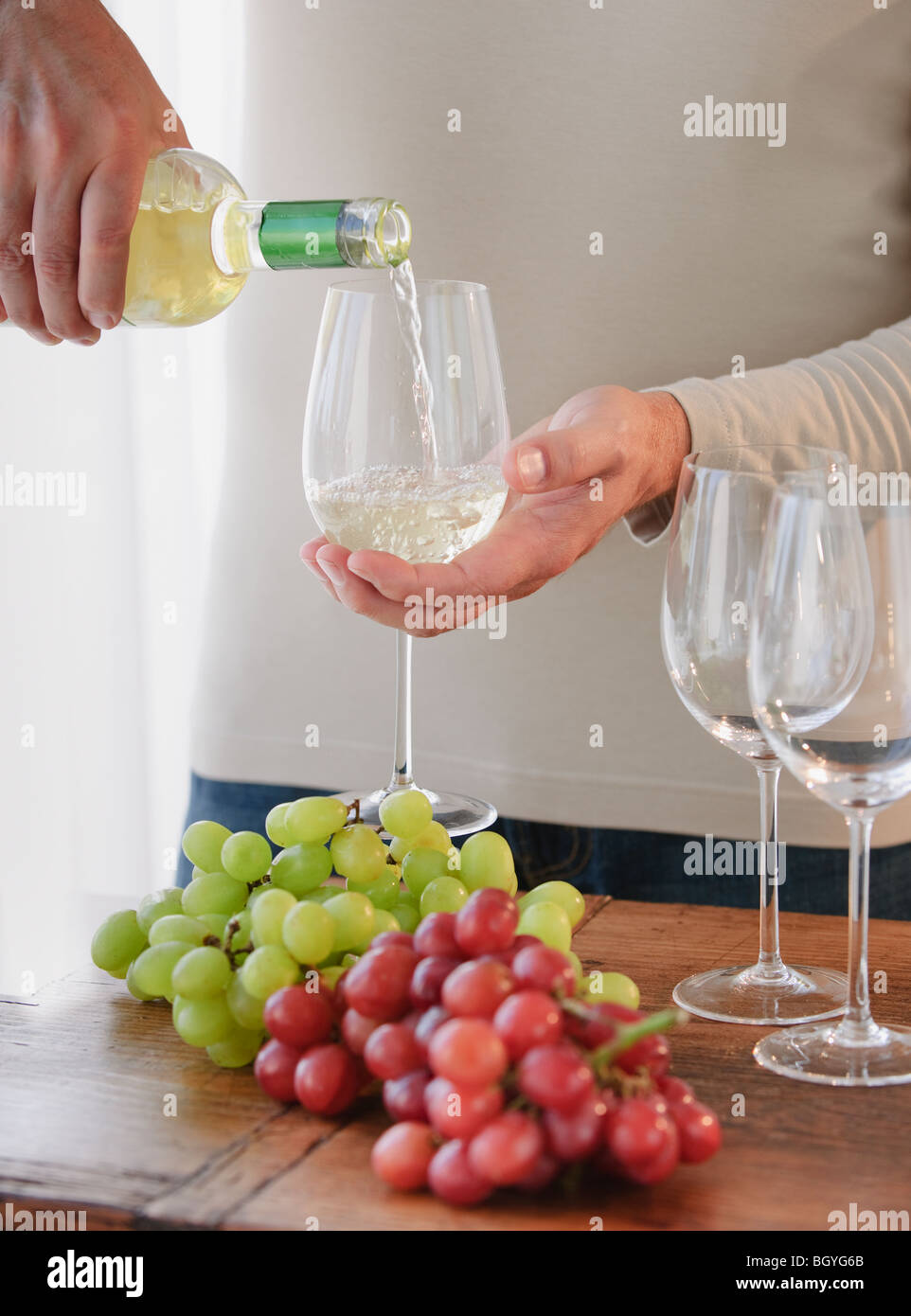 Waiter pouring wine hi-res stock photography and images - Alamy