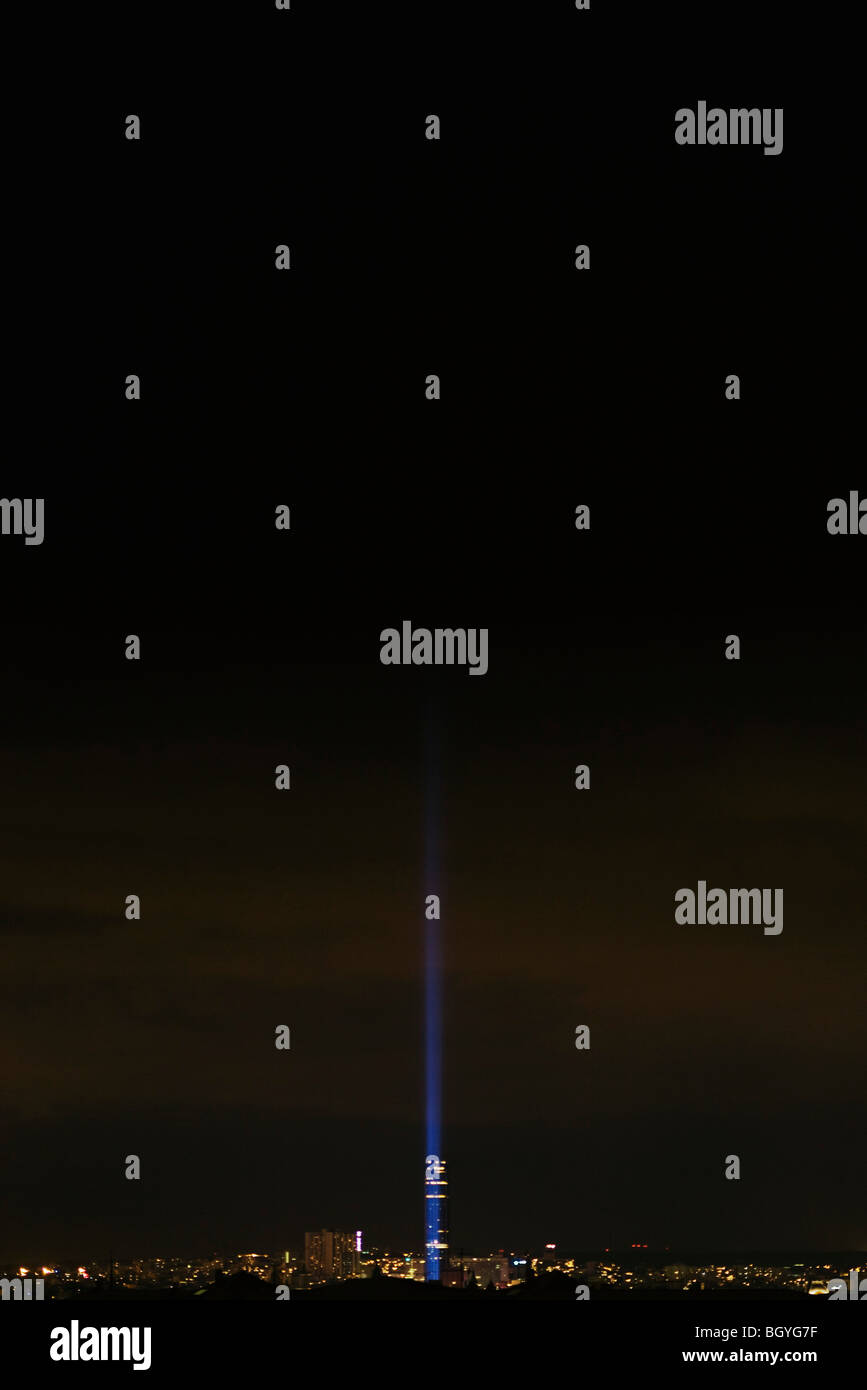 Night sky above city hi-res stock photography and images - Alamy