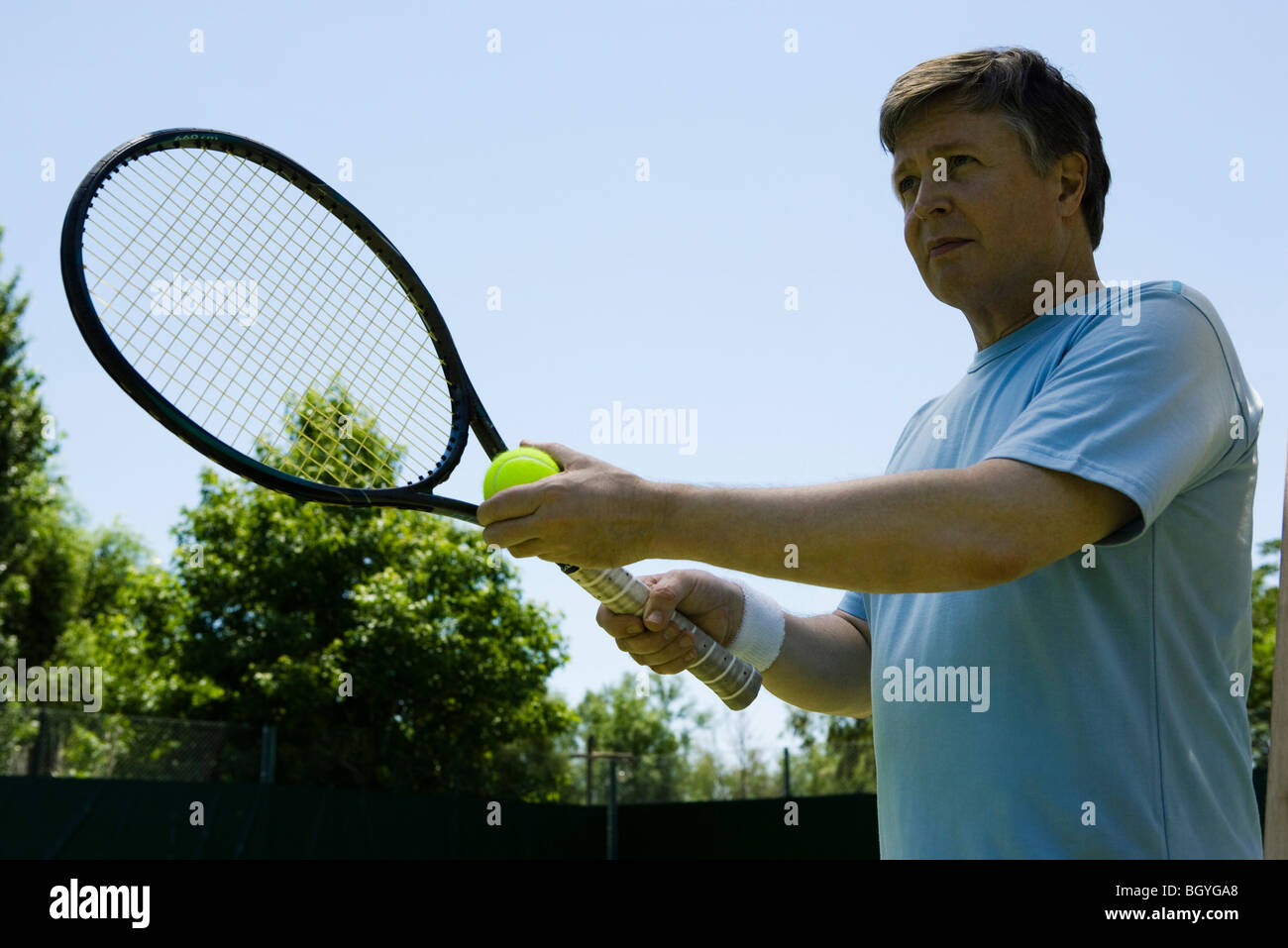 Tennis player preparing to serve Stock Photo - Alamy