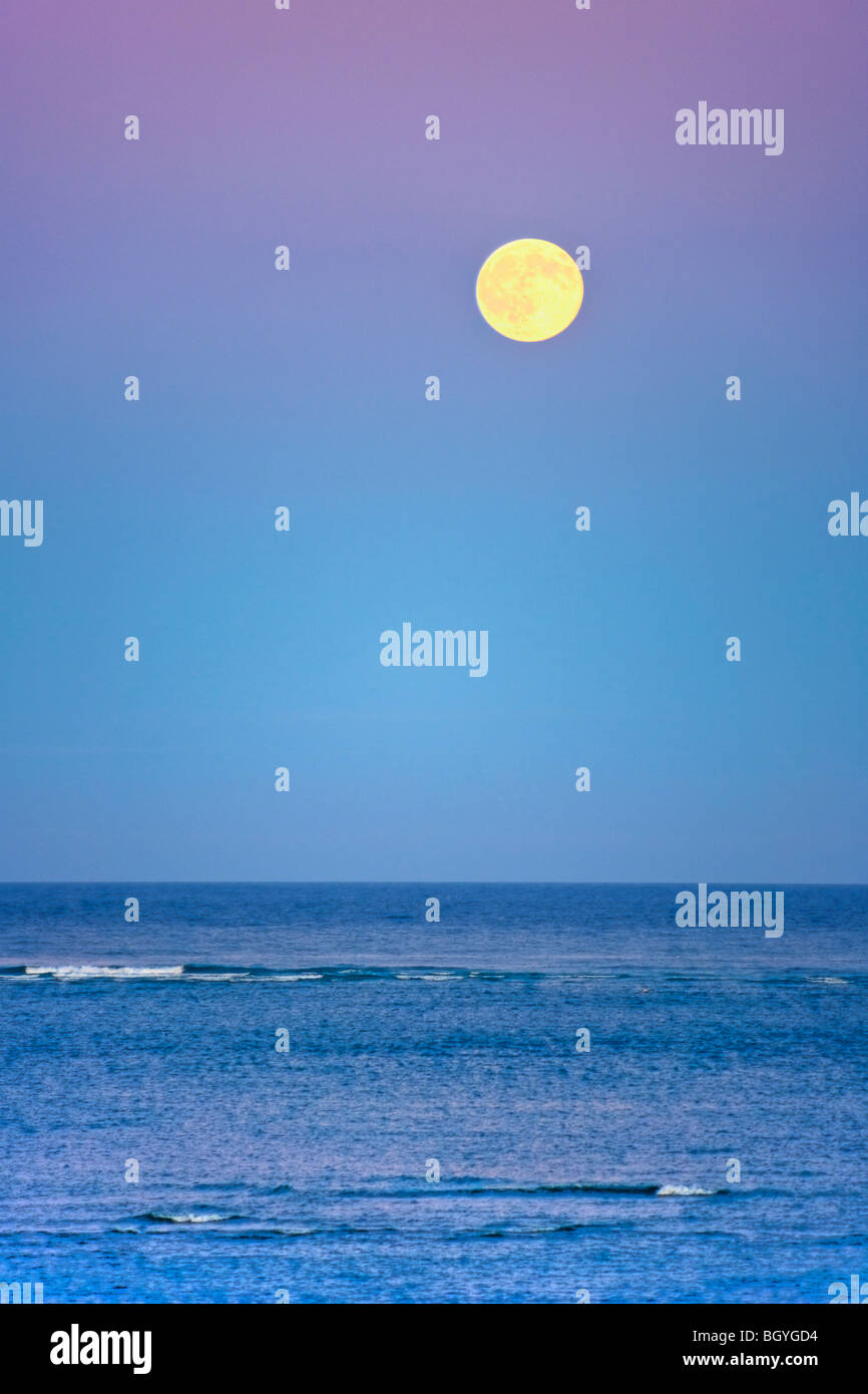 Moonrise over ocean Stock Photo - Alamy