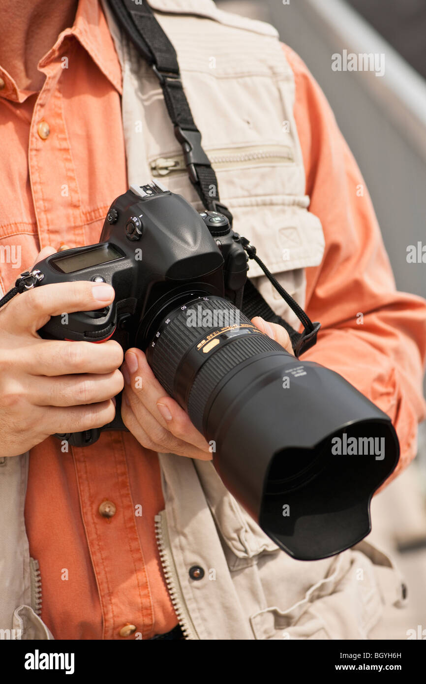 Man holding camera Stock Photo - Alamy