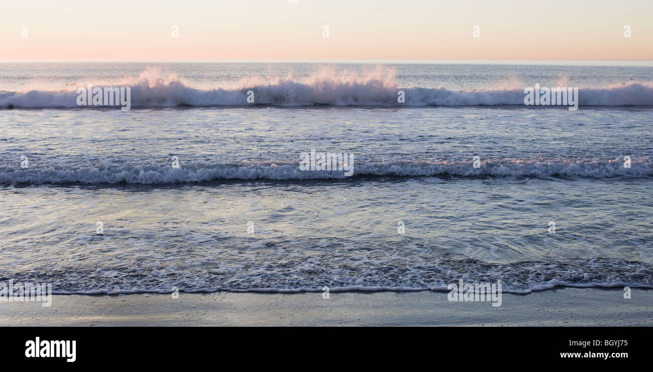Crashing ocean waves hi-res stock photography and images - Alamy
