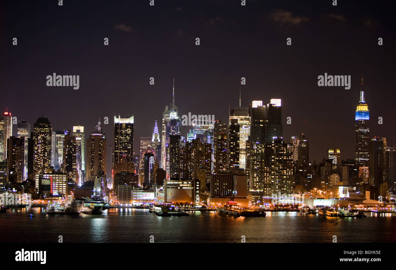 New york skyline night hi-res stock photography and images - Alamy