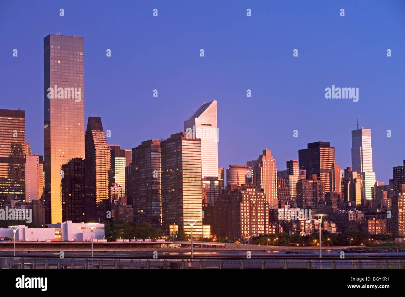 Illuminated office towers hi-res stock photography and images - Alamy