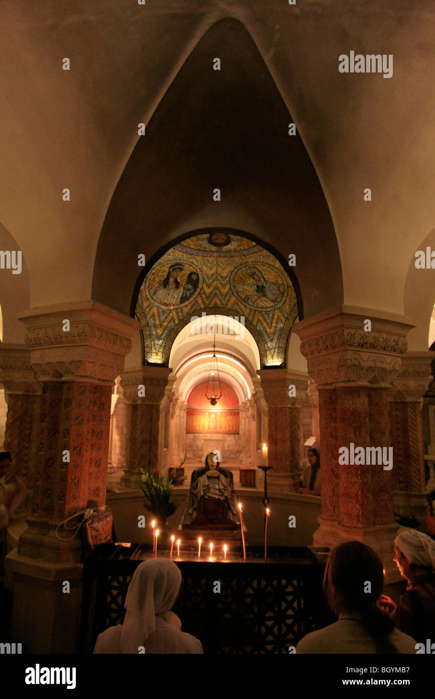 Israel, Jerusalem, pilgrims by the statue of Mary in eternal sleep on ...