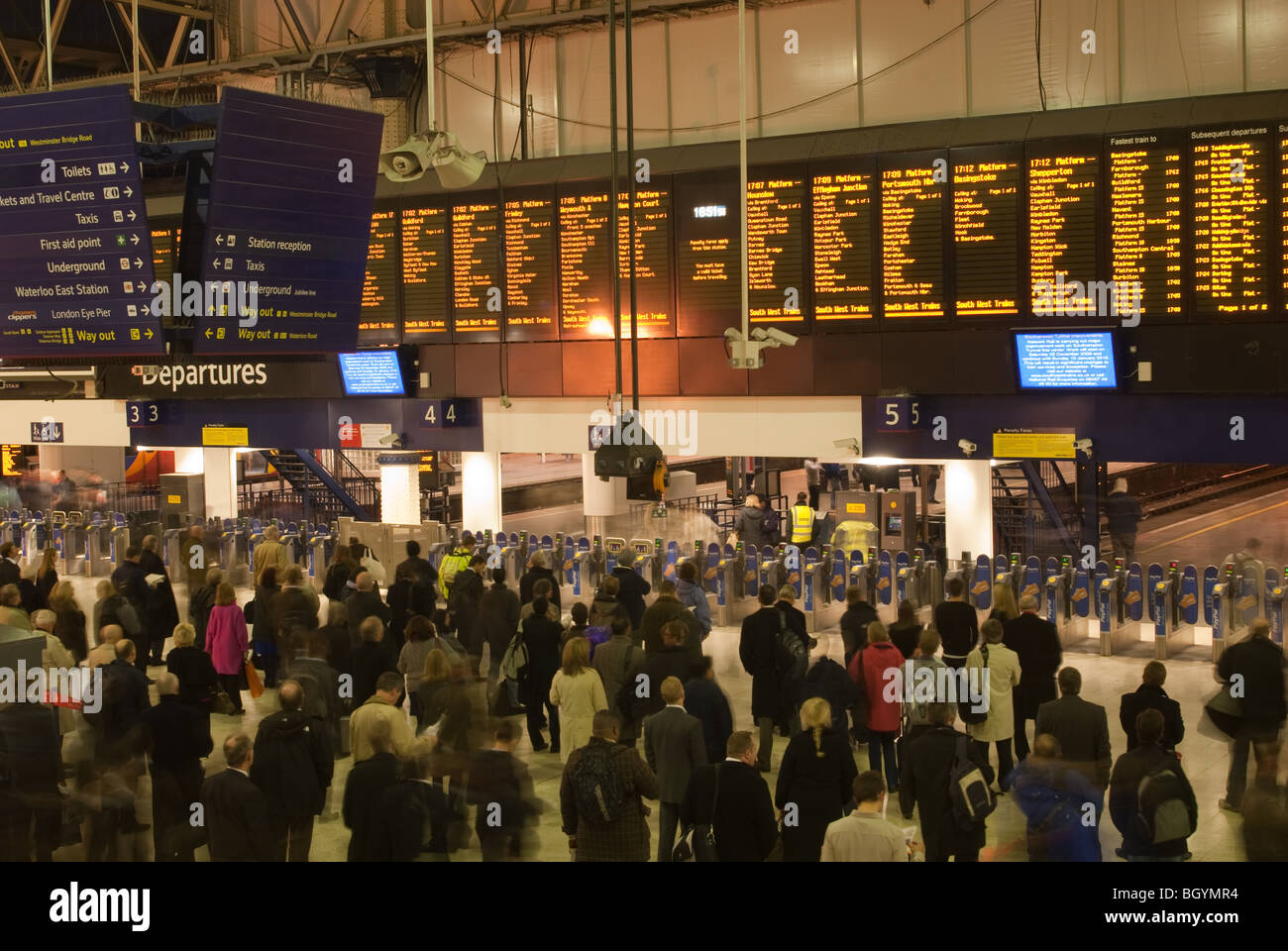 Waterloo station interior busy with waiting passengers Stock Photo - Alamy