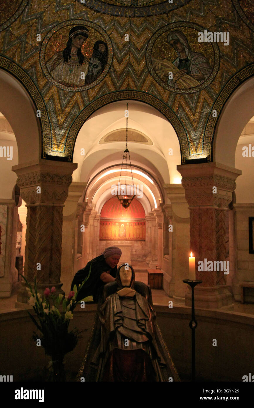 Israel, Jerusalem, a pilgrim by the statue of Mary in eternal sleep on ...