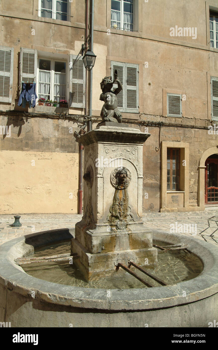 fountain in AIx en Provence with washing hanging Stock Photo - Alamy