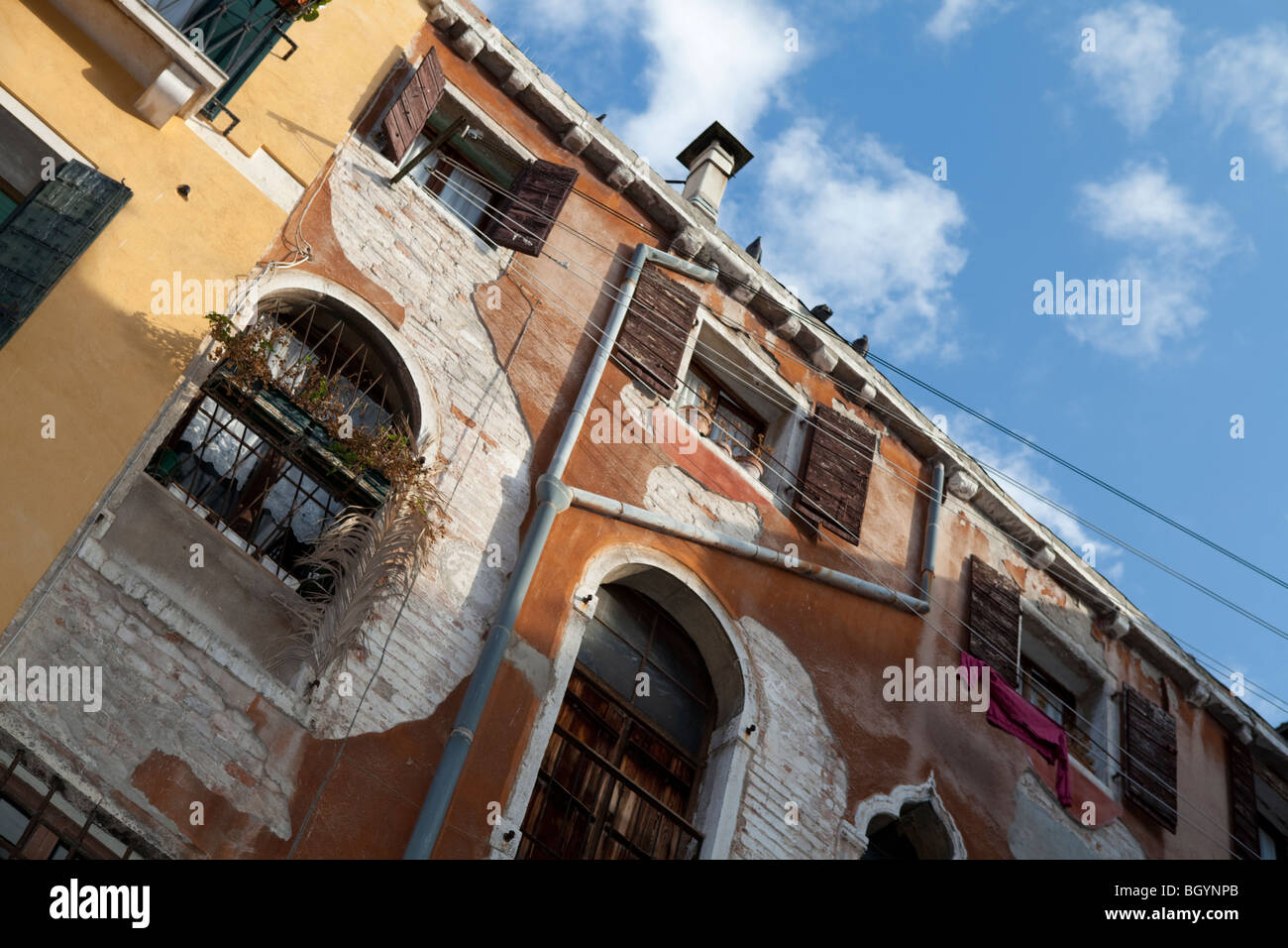 Old broken facade building in Venice at Rialto Mercato quarter . Veneto ...