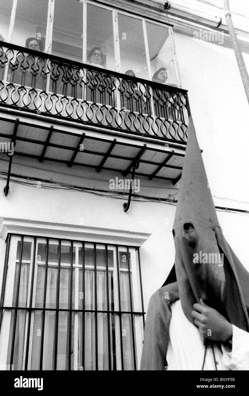 Hooded figure hi-res stock photography and images - Alamy