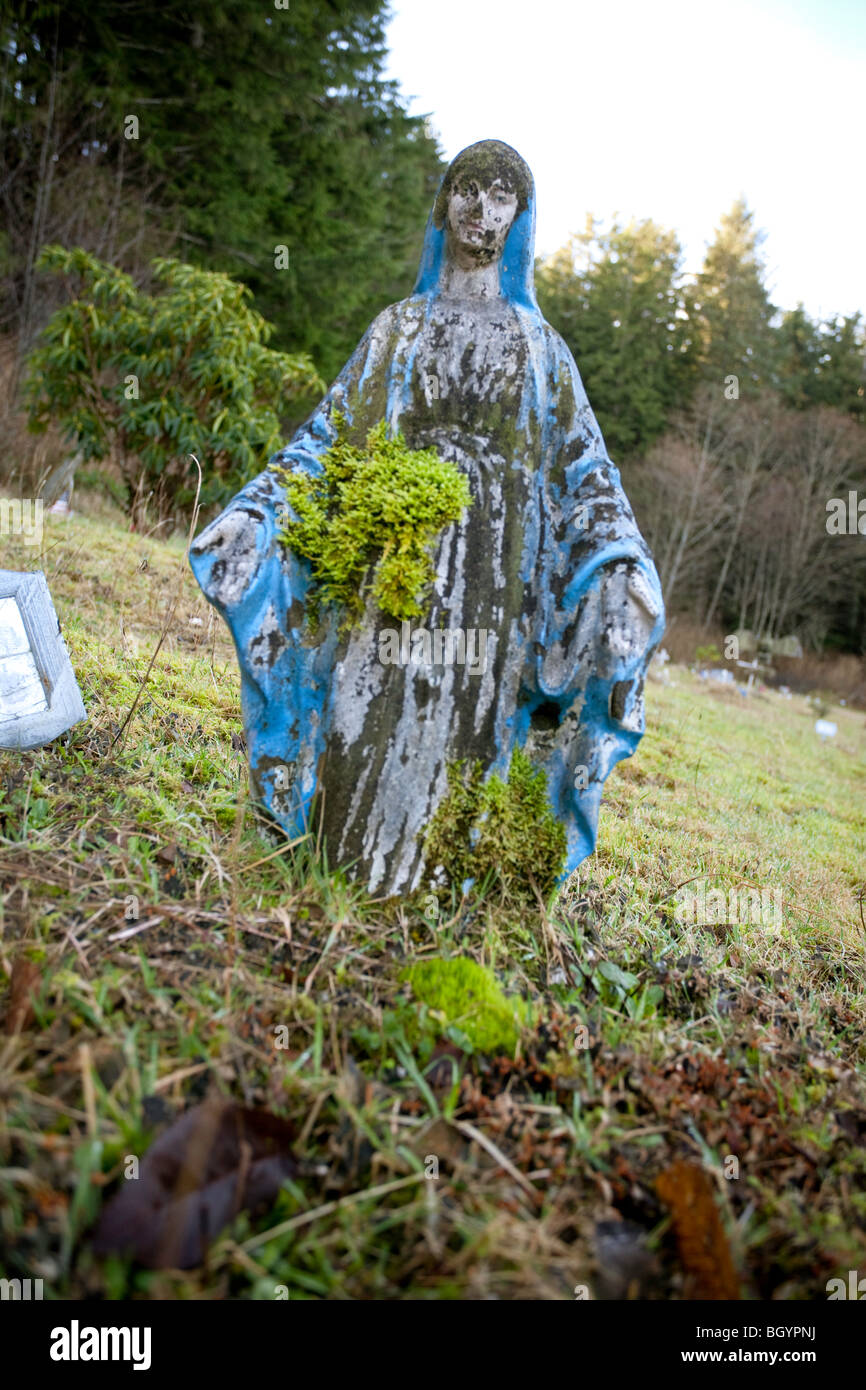 Moss covered angel statue grave marker Stock Photo - Alamy