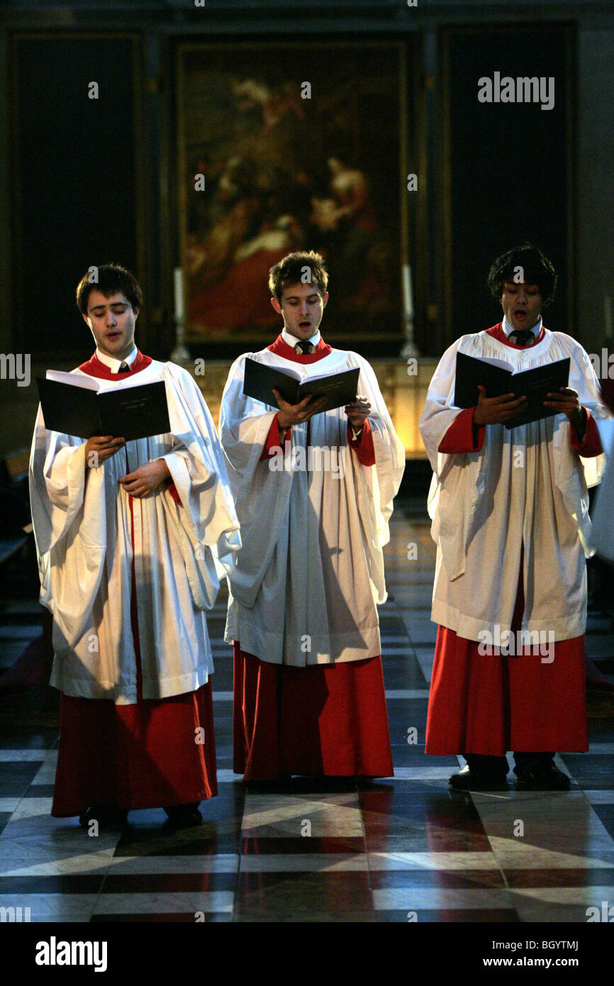 Kings college choir cambridge singing hi-res stock photography and ...