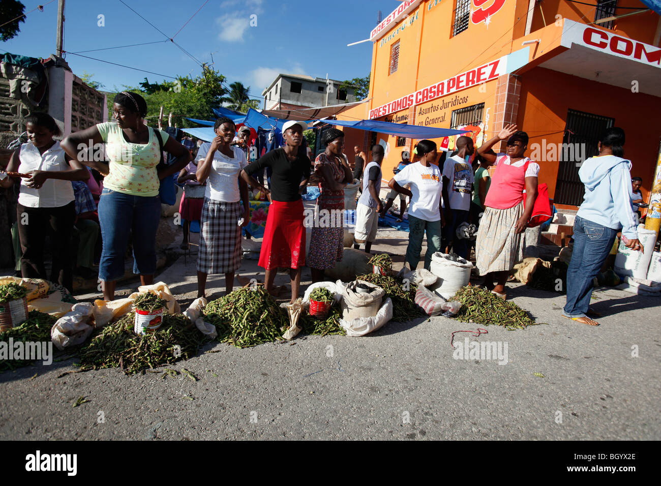 Haitian women sell goods at a weekly street market in Paraiso ...