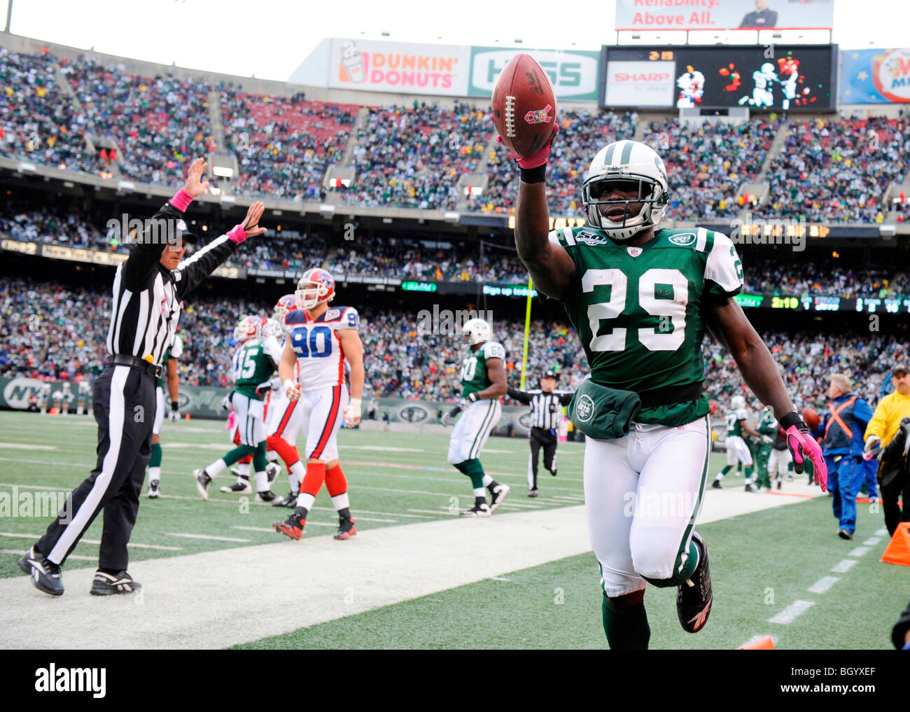 Leon Washington #29 of the New York Jets gestures to the crowd Stock ...