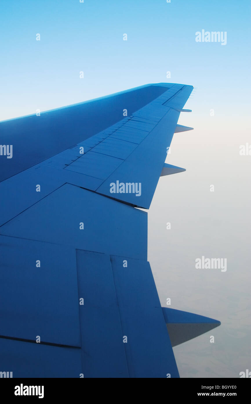 Airplane wing in flight Stock Photo - Alamy