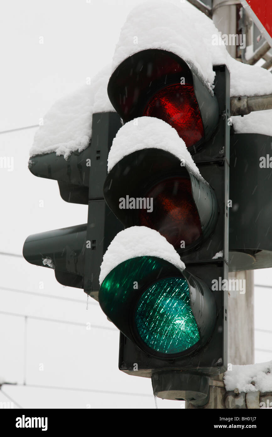 Green traffic light snow hi-res stock photography and images - Alamy