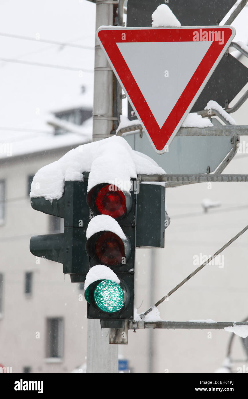 Snow covered traffic lights yield sign hi-res stock photography and ...