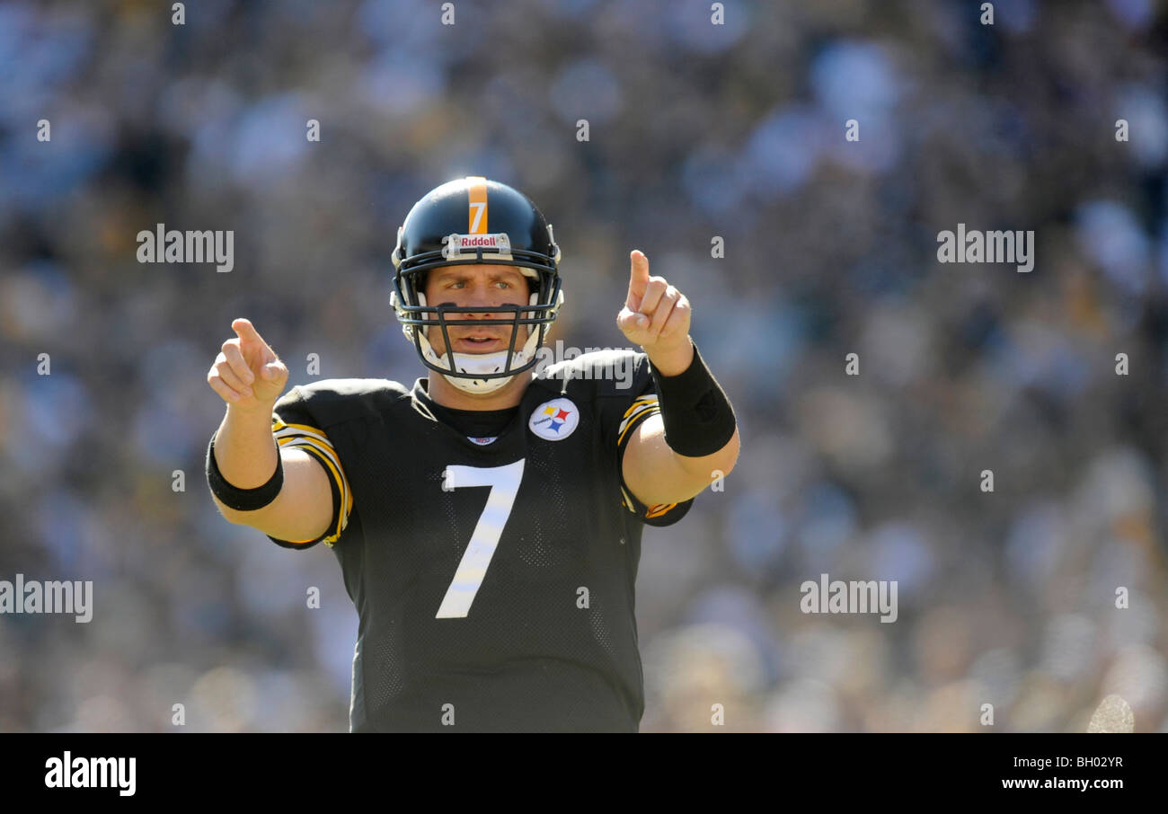 Ben Roethlisberger #7 of the Pittsburgh Steelers gestures at the line ...