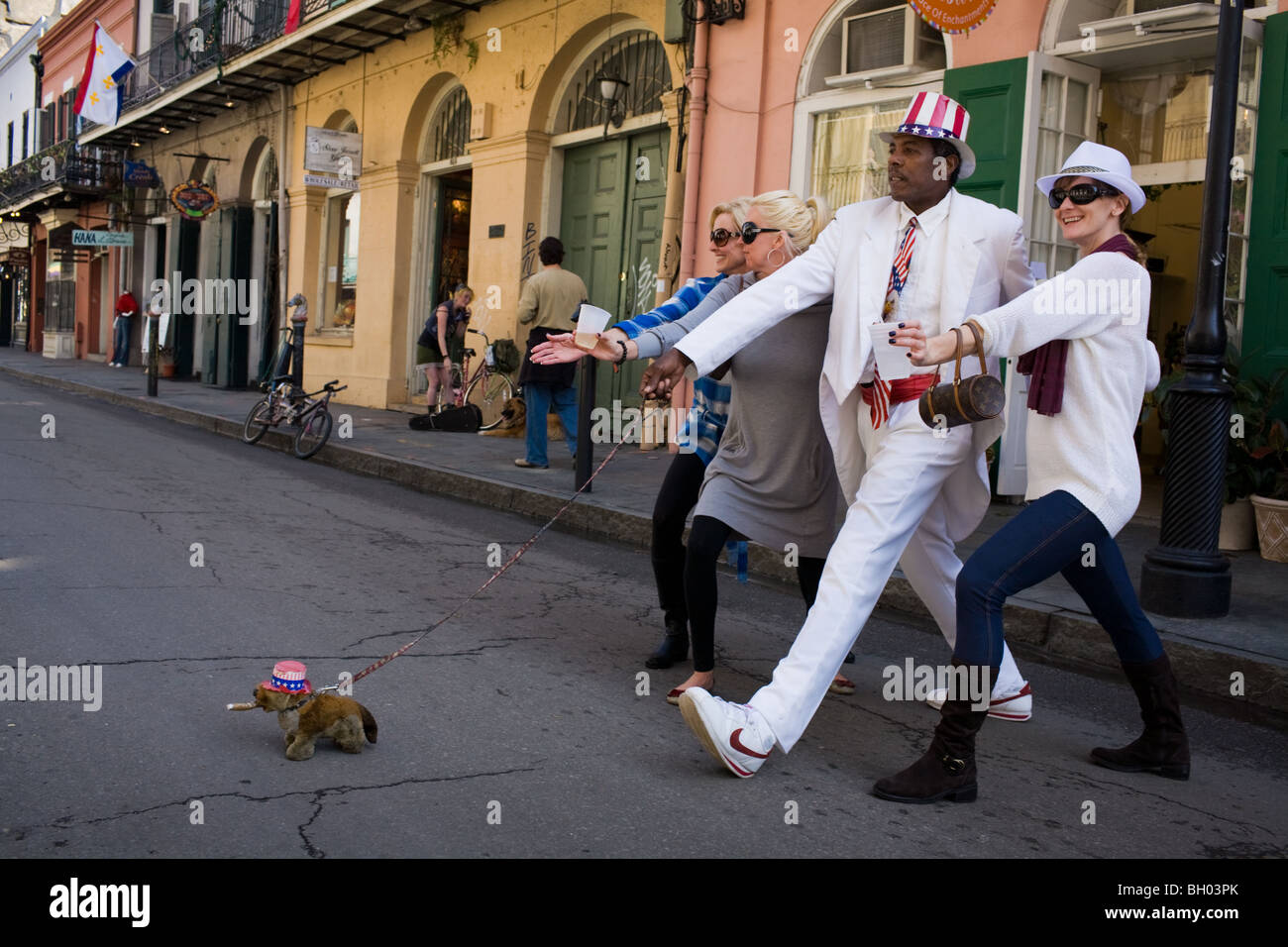 A street performer mime entertains tourists on Bourbon Street, French ...