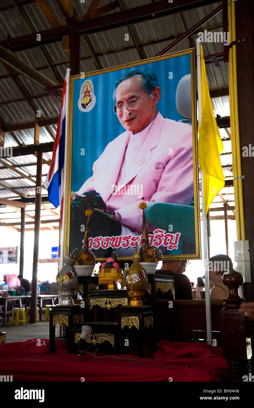 King rama 9 portrait hi-res stock photography and images - Alamy